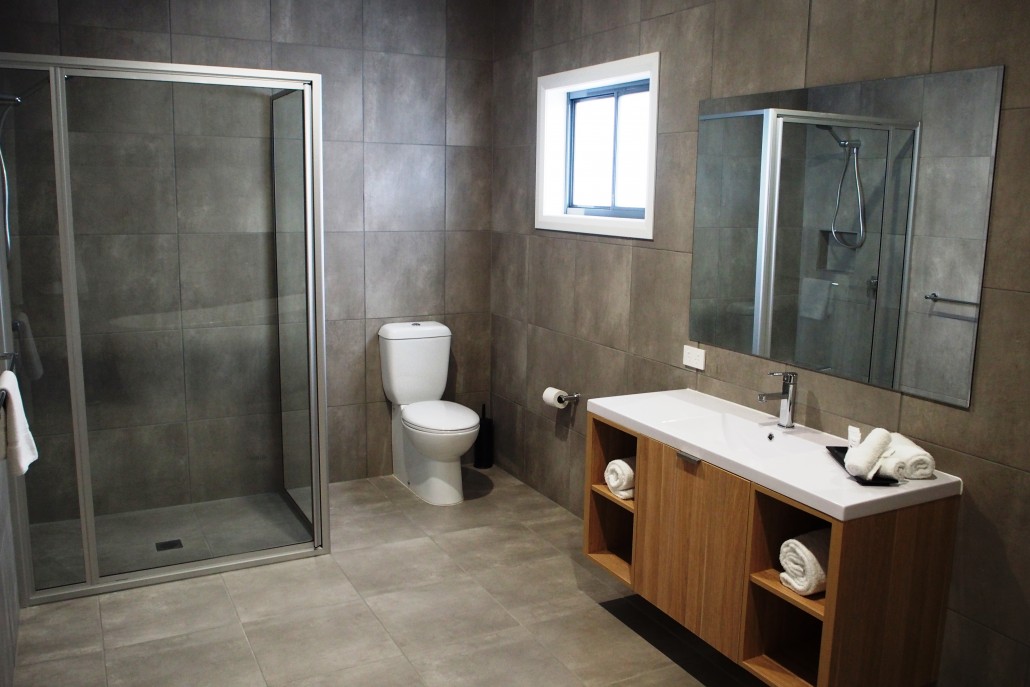 Euston Motel Deluxe bathroom - Euston Motel