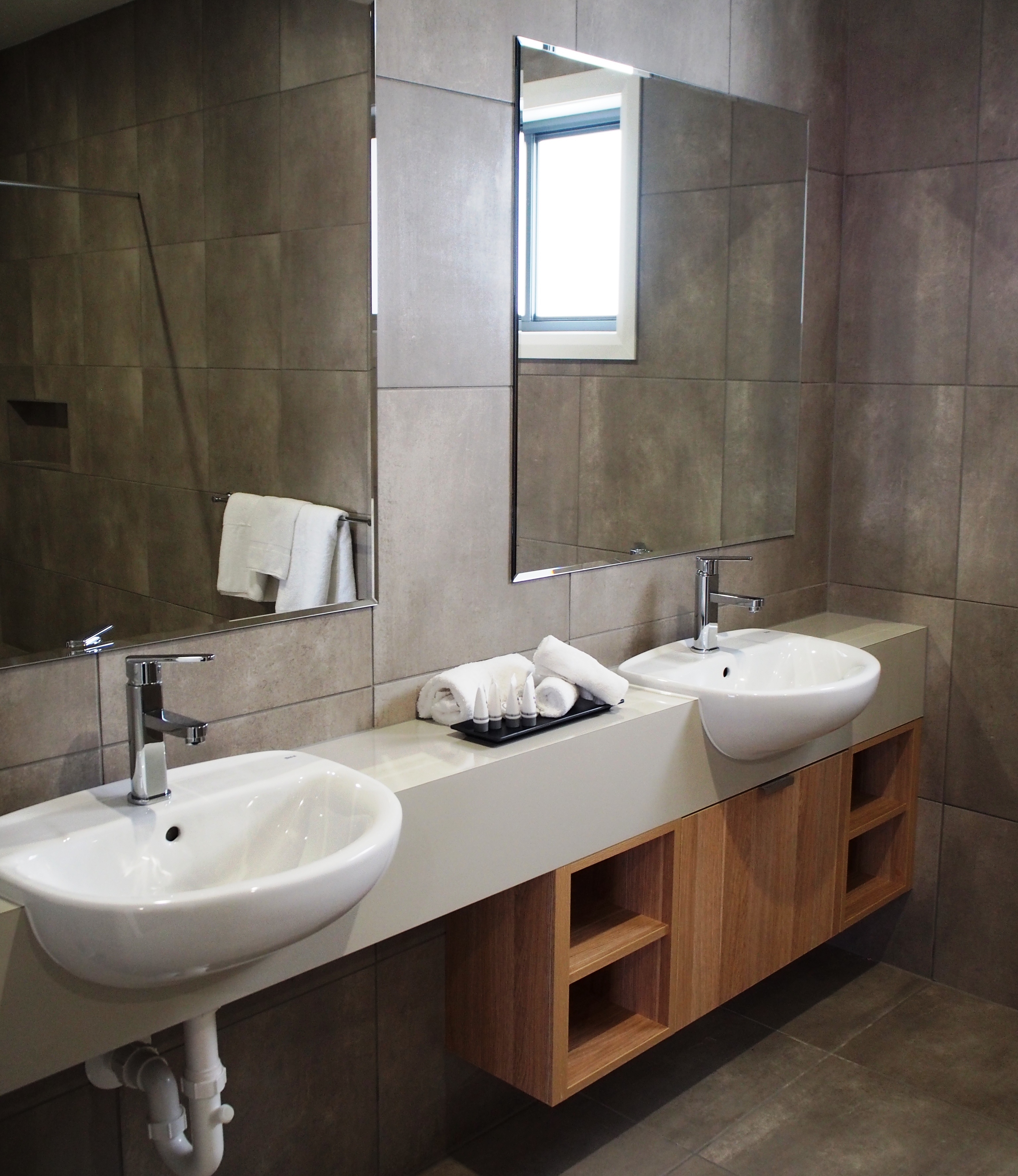 Euston Motel Accessible bathroom - Euston Motel